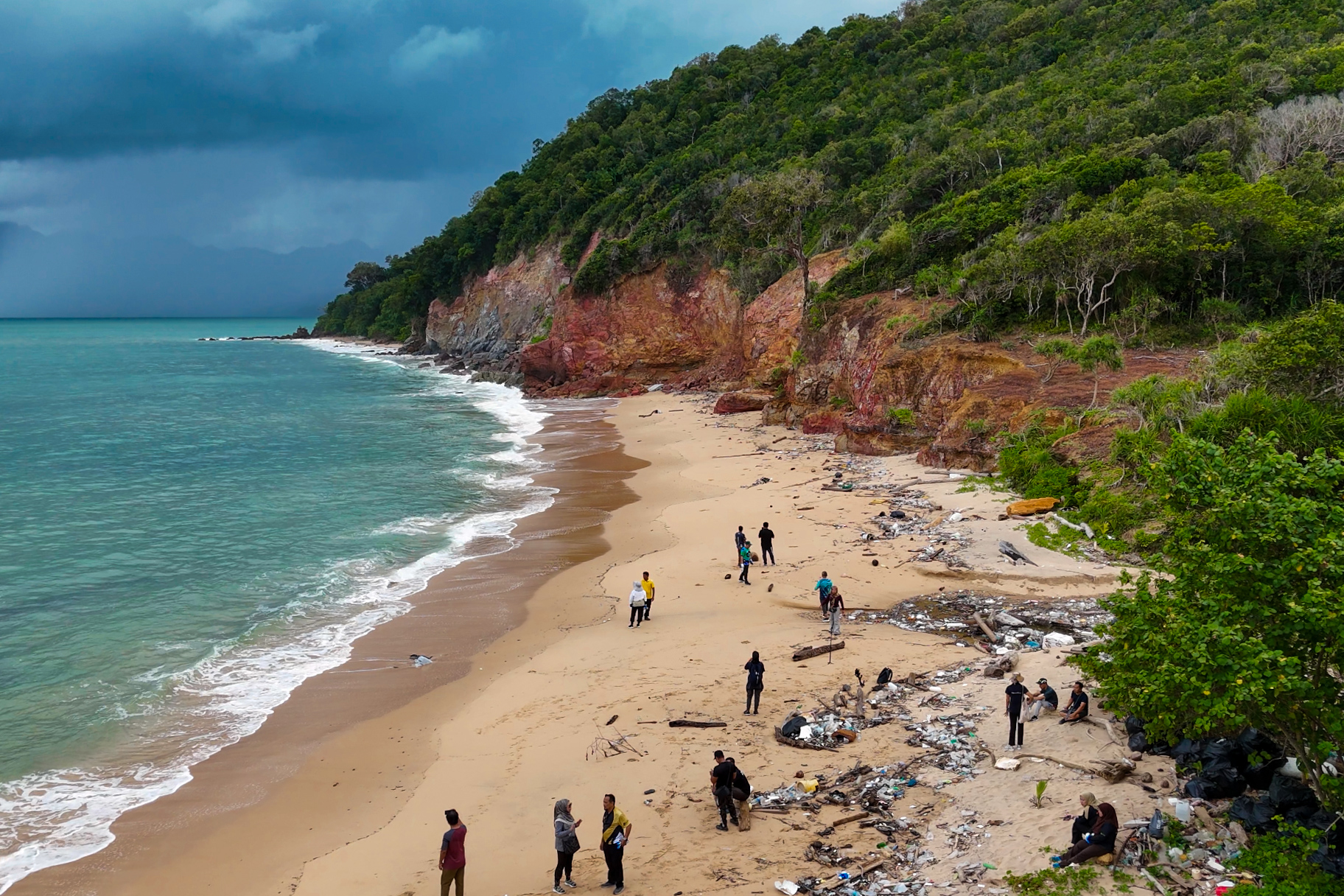 TEAM UP FOR A BETTER TOMORROW Lada Ceo, YBhg Datuk Haslina Abdul Hamid ...